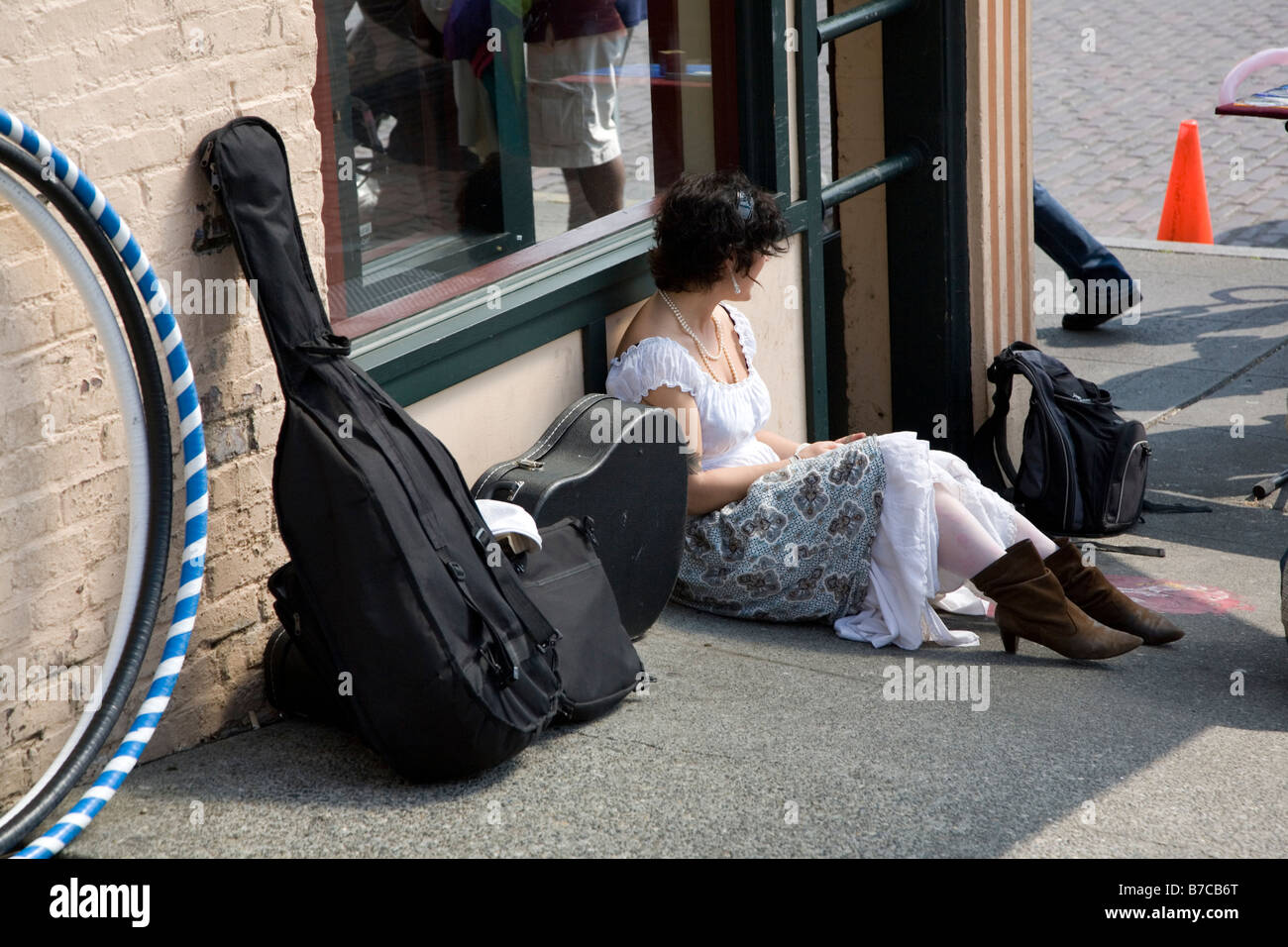 Female street performer hi-res stock photography and images - Alamy