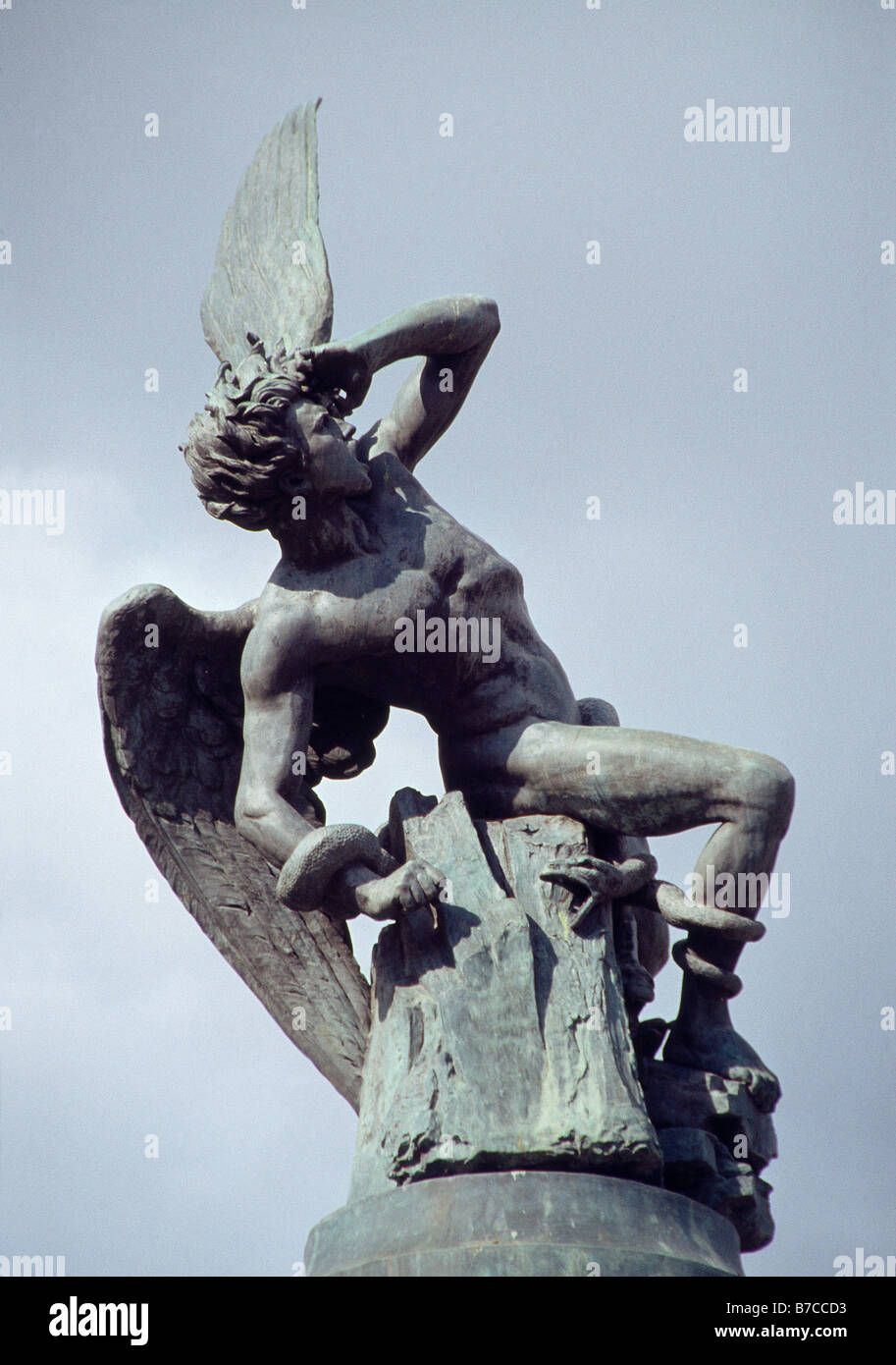 Estatua angel caido hi-res stock photography and images - Alamy