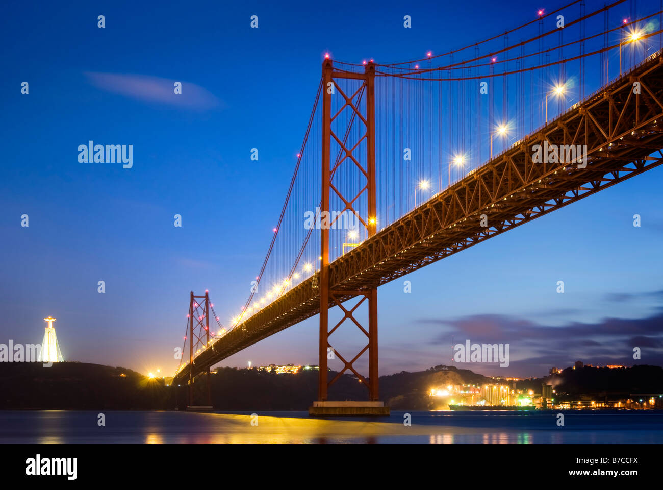 Ponte 25 de Abril in Lisbon at dusk Stock Photo - Alamy