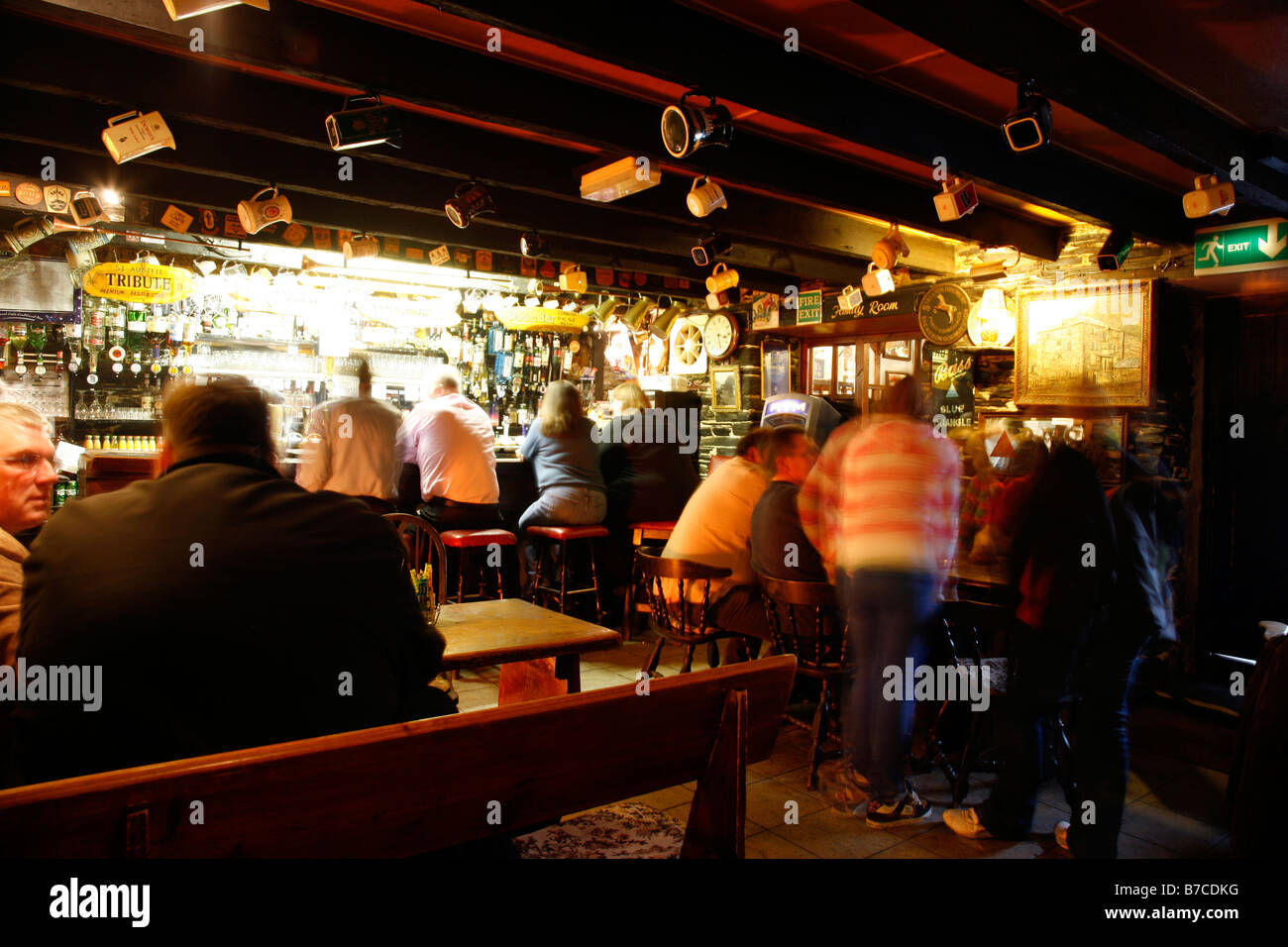 Inside old english pub hi-res stock photography and images - Alamy