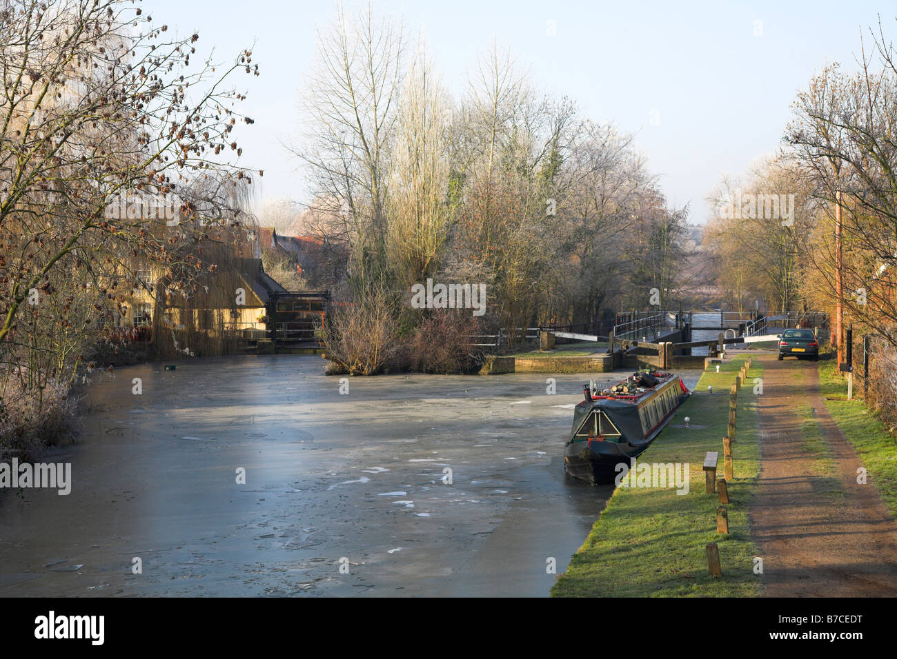 Narrowboat moored on the bank of the River Stort Stock Photo - Alamy