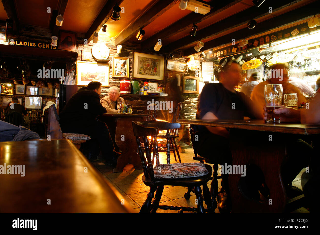 Inside old english pub hi-res stock photography and images - Alamy