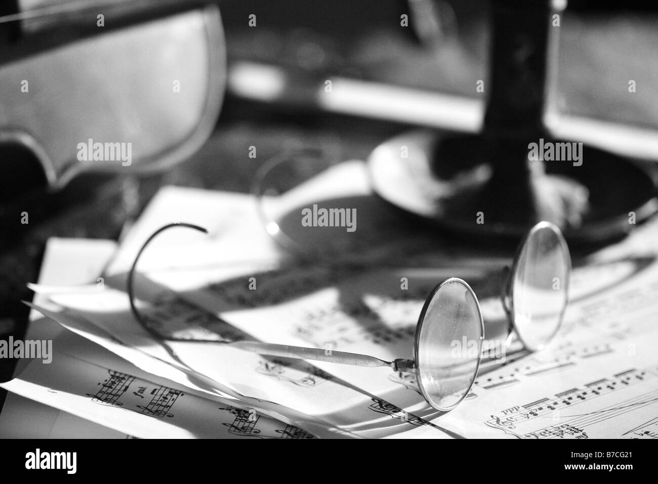 Violin sheet music still life hi-res stock photography and images - Alamy