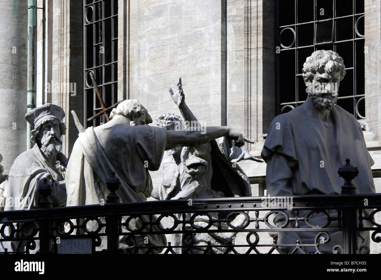 Church statues hi-res stock photography and images - Alamy