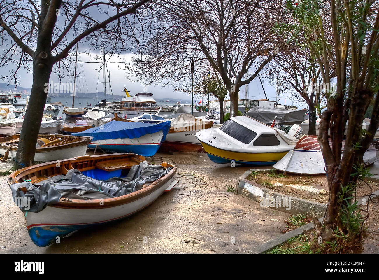 Boats on the shore in the rain Stock Photo - Alamy