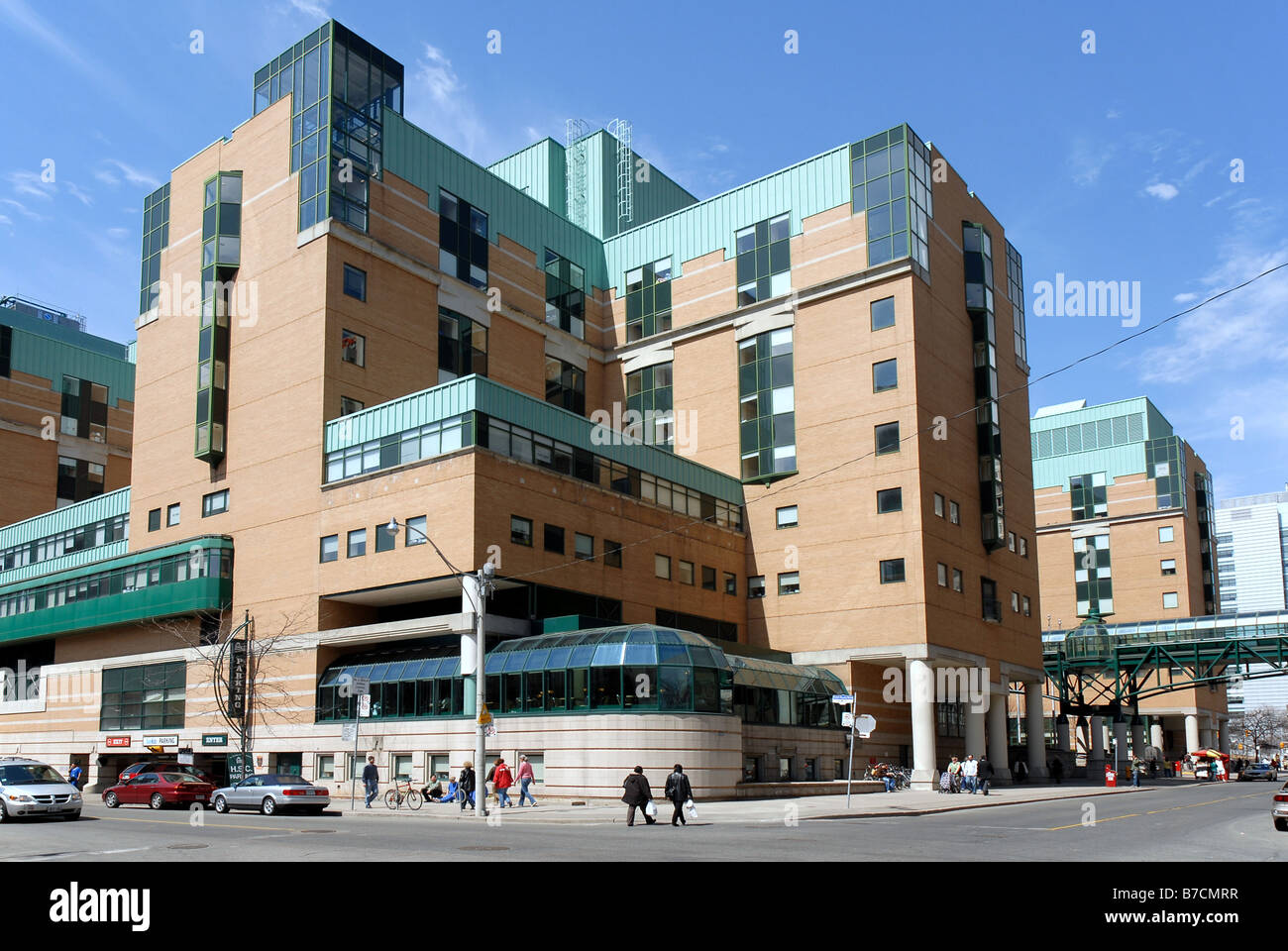 Modern large hospital building Stock Photo - Alamy