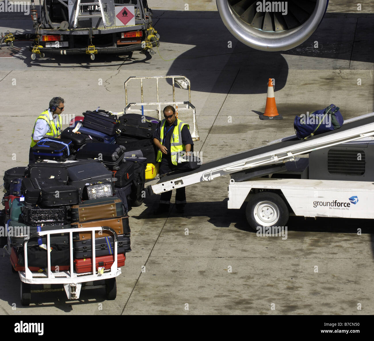 Airport employees loading hi-res stock photography and images - Alamy