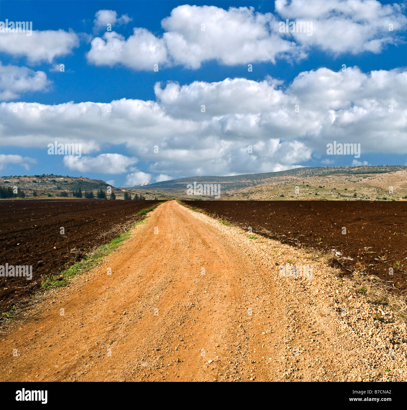 White dirt road hi-res stock photography and images - Alamy