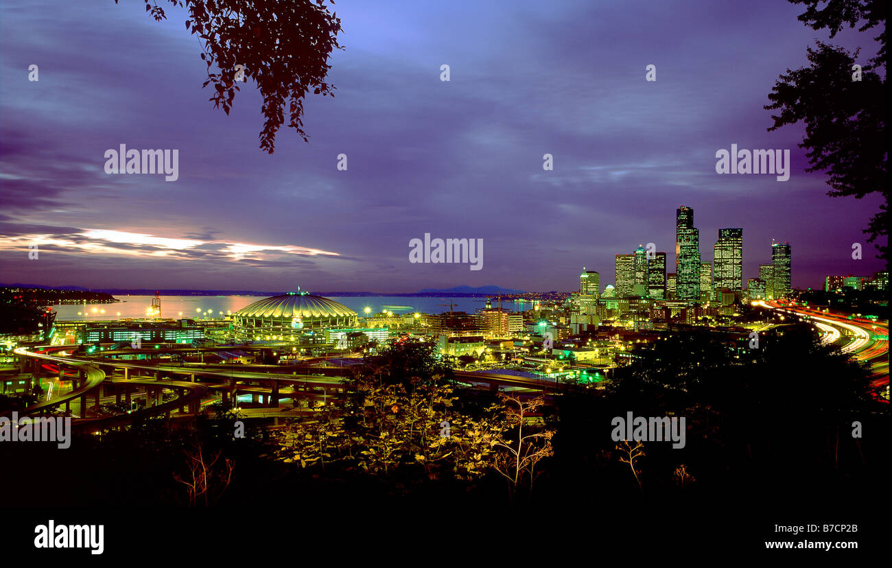 Seattle street scene night hi-res stock photography and images - Alamy