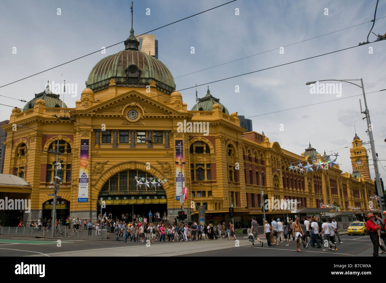 The famous clock facade of Flinders Street Railway Station in Melbourne ...