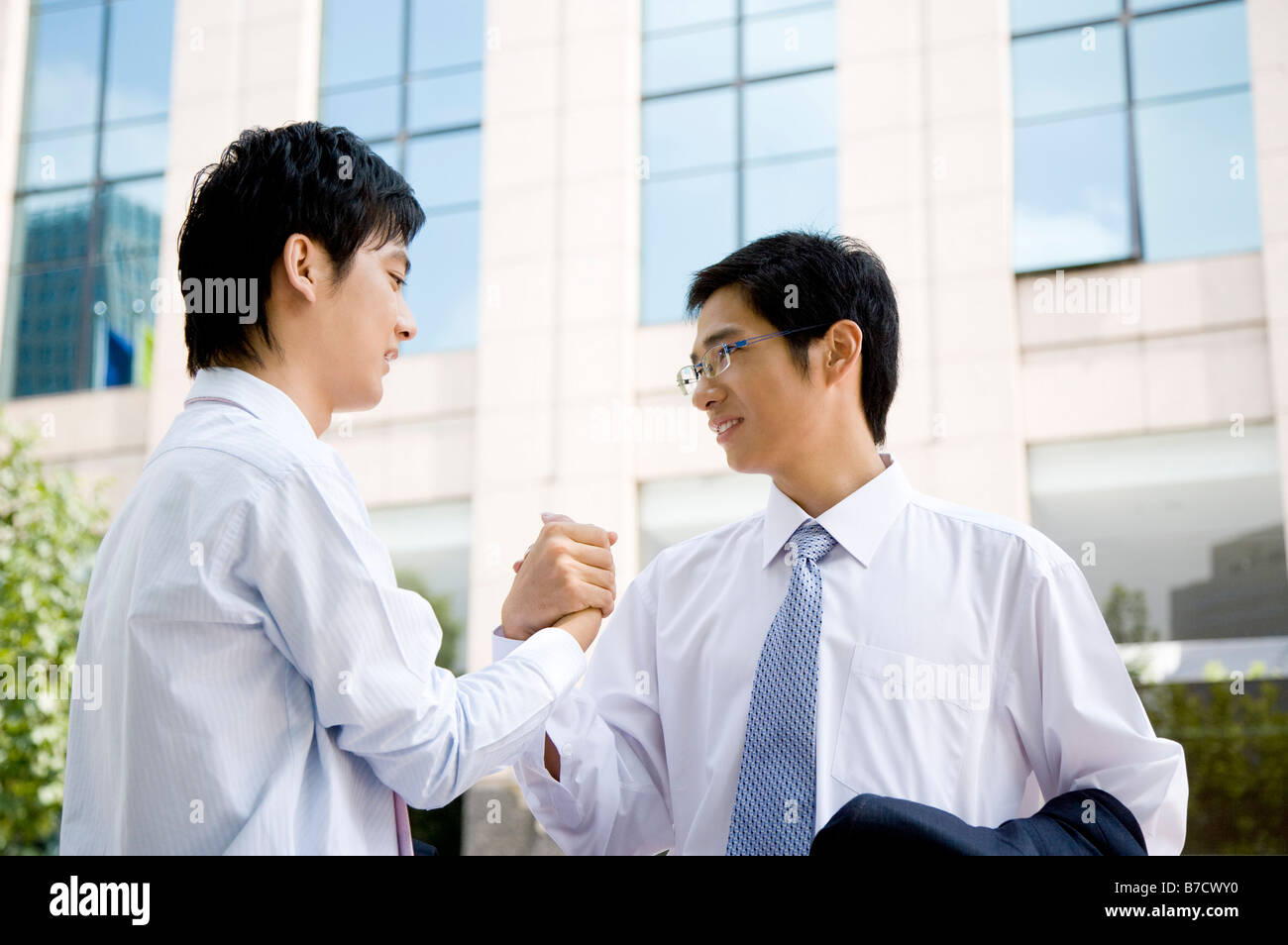 Clasping shoulders hi-res stock photography and images - Alamy