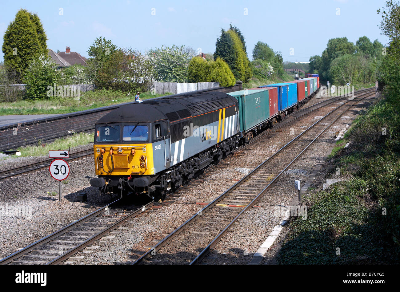 Jarvis Fastline Freight 56303 passes Water Orton with 4O90 Birch ...