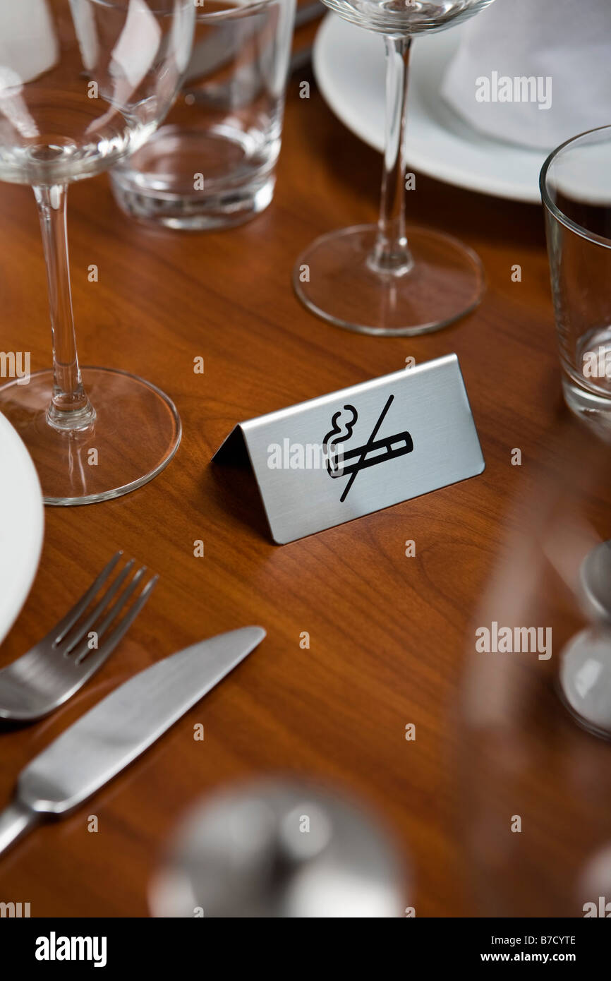 No smoking sign on table hi-res stock photography and images - Alamy