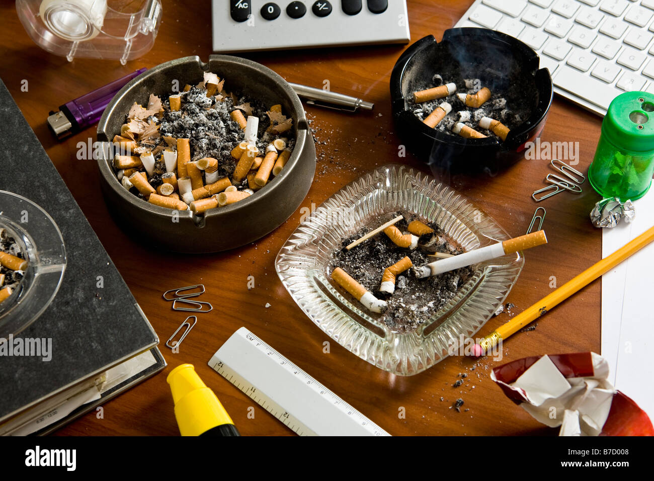 Messy ashtray hi-res stock photography and images - Alamy
