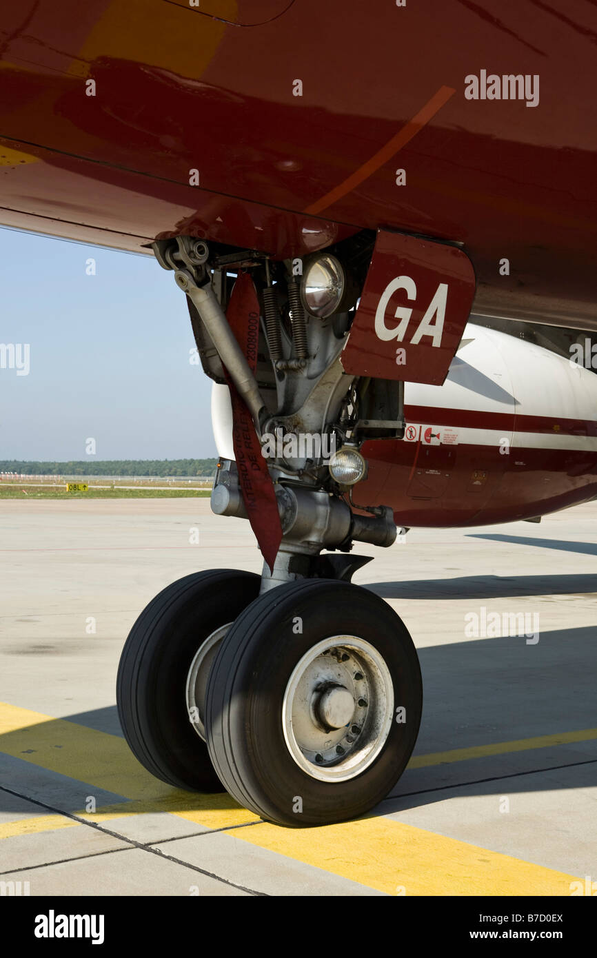Airplane wheels hi-res stock photography and images - Alamy