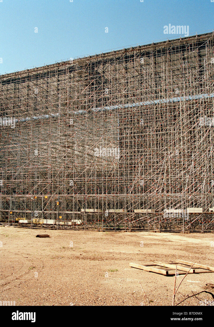 Vertical scaffolding hi-res stock photography and images - Alamy
