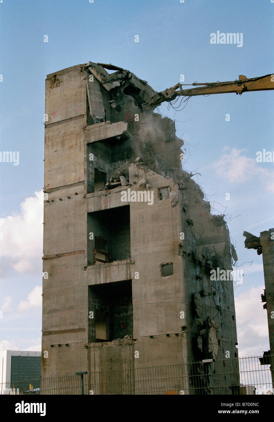 Building being demolished in hi-res stock photography and images - Alamy