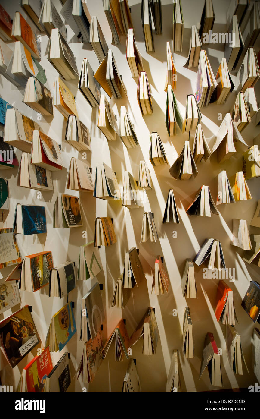 Hanging books hi-res stock photography and images - Alamy