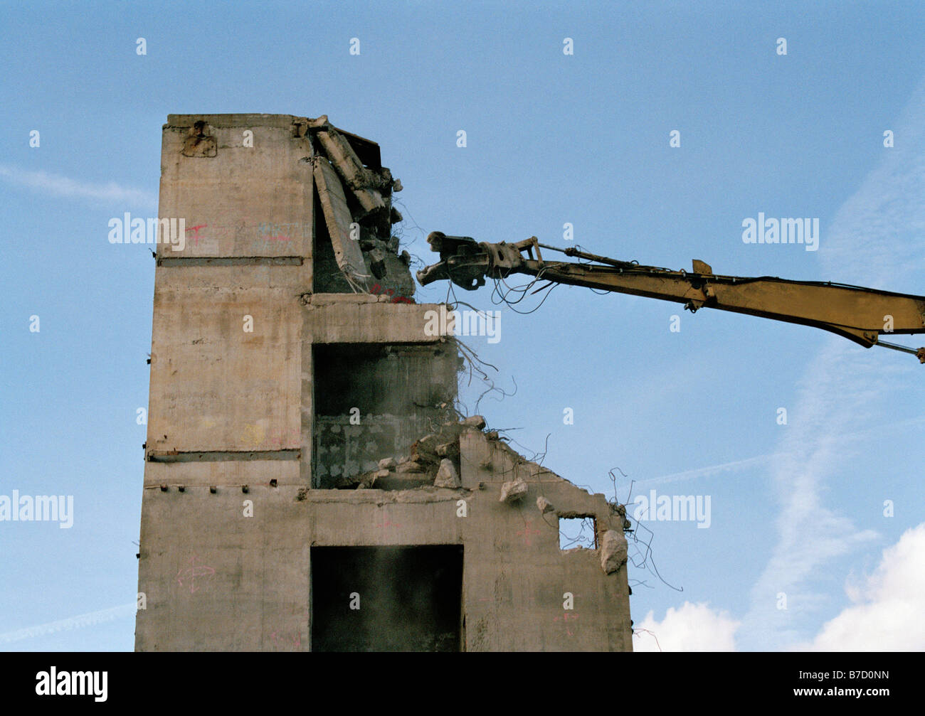 Building being demolished in hi-res stock photography and images - Alamy