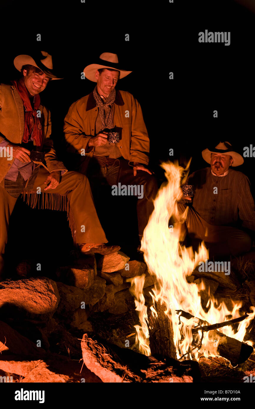 Cowboys sitting around campfire night hi-res stock photography and ...