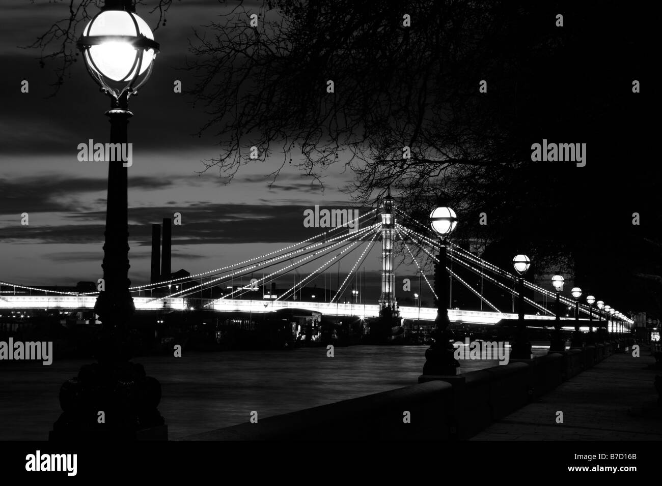 Chelsea bridge at night Black and White Stock Photos & Images - Alamy
