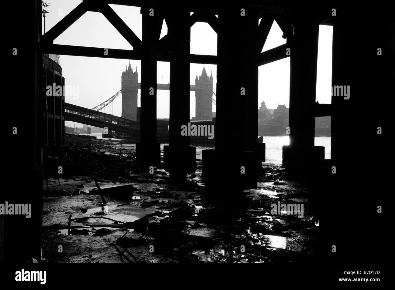 Tower bridge beach london hi-res stock photography and images - Alamy