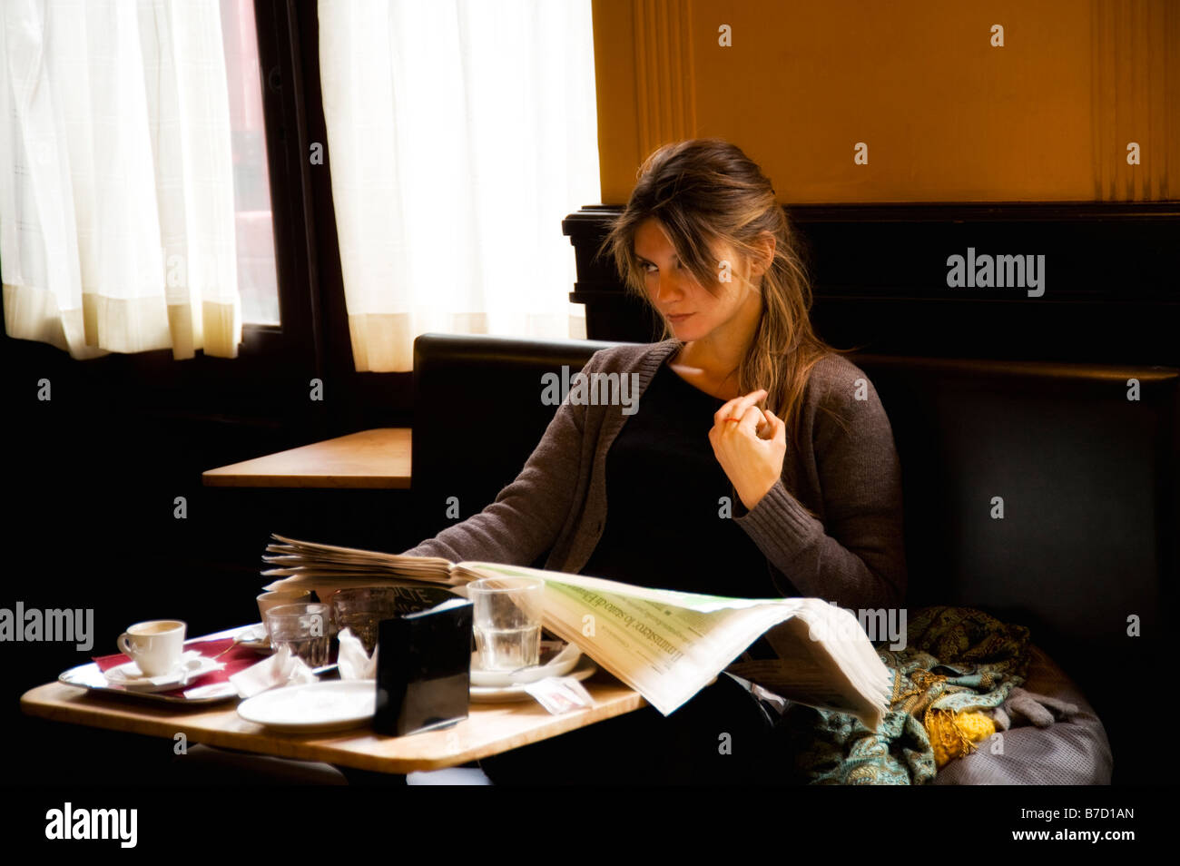 Woman sitting at a bar inside hi-res stock photography and images - Alamy
