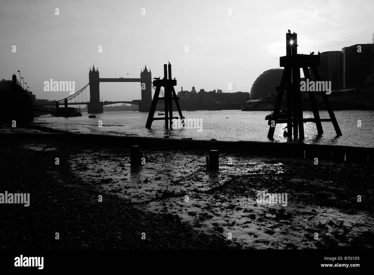 City hall river thames Black and White Stock Photos & Images - Alamy