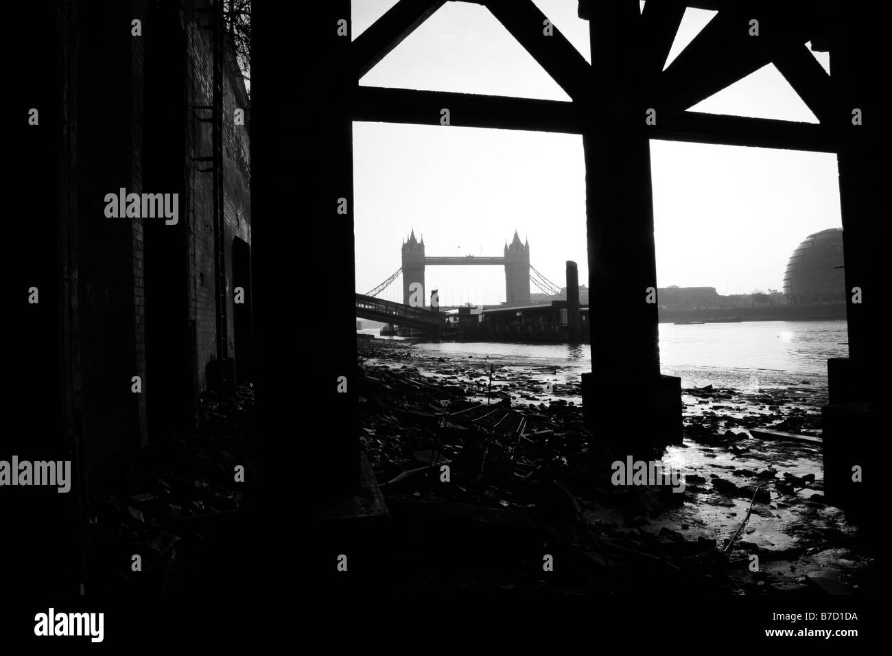 Tower bridge beach london hi-res stock photography and images - Alamy
