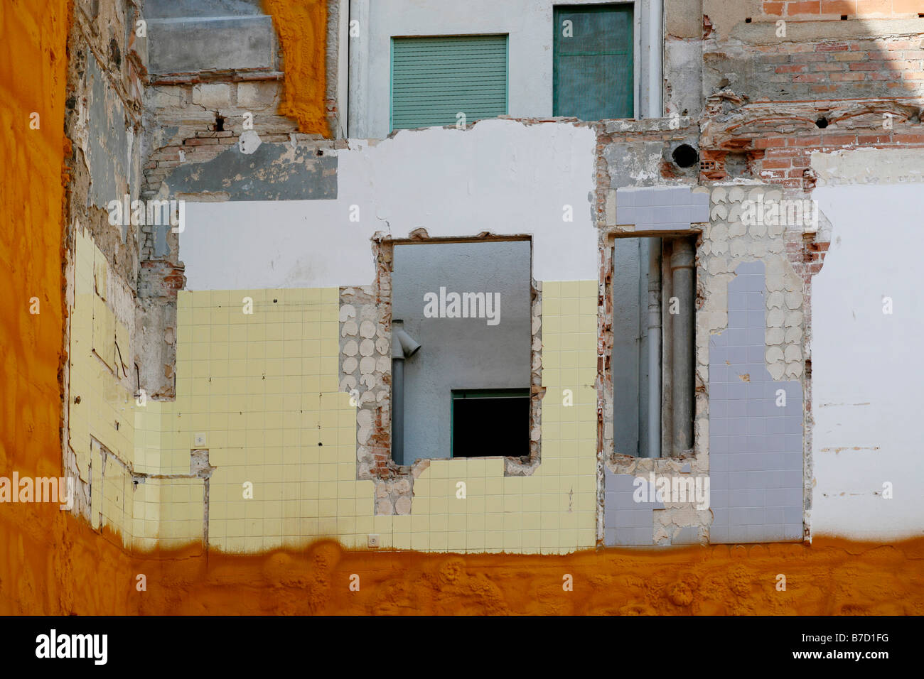 Demolished residential building hi-res stock photography and images - Alamy