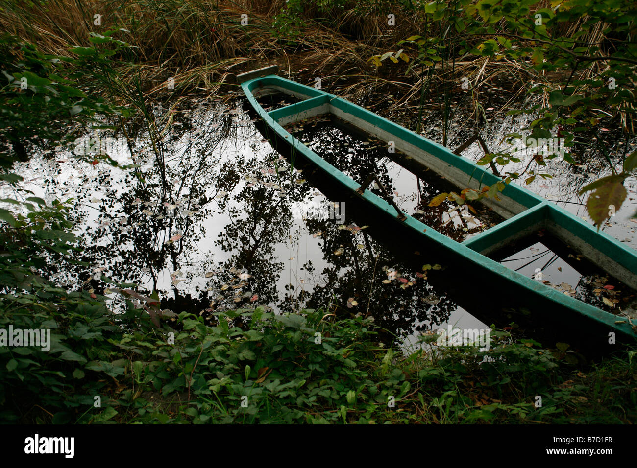 Sunk rowing boat hi-res stock photography and images - Alamy