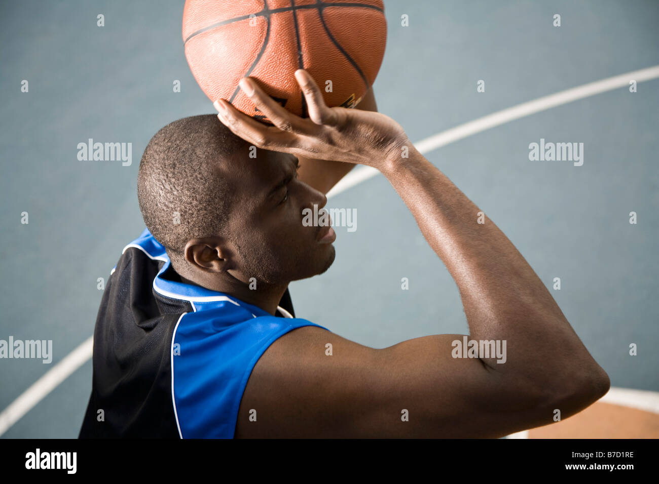 Basketball shooting side view hi-res stock photography and images - Alamy