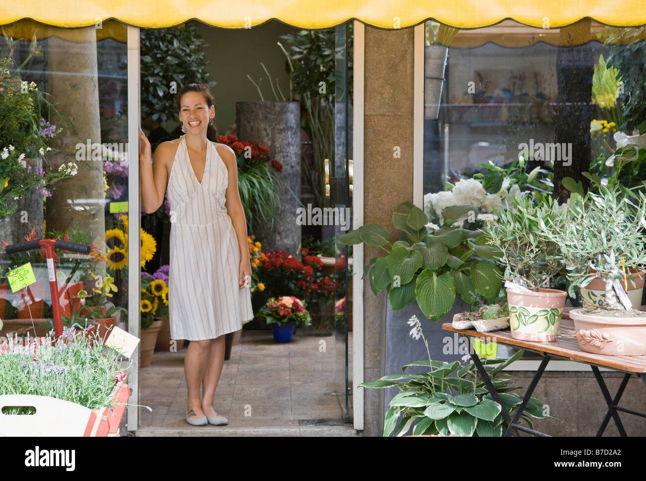 Woman standing in a flower shop Stock Photo - Alamy