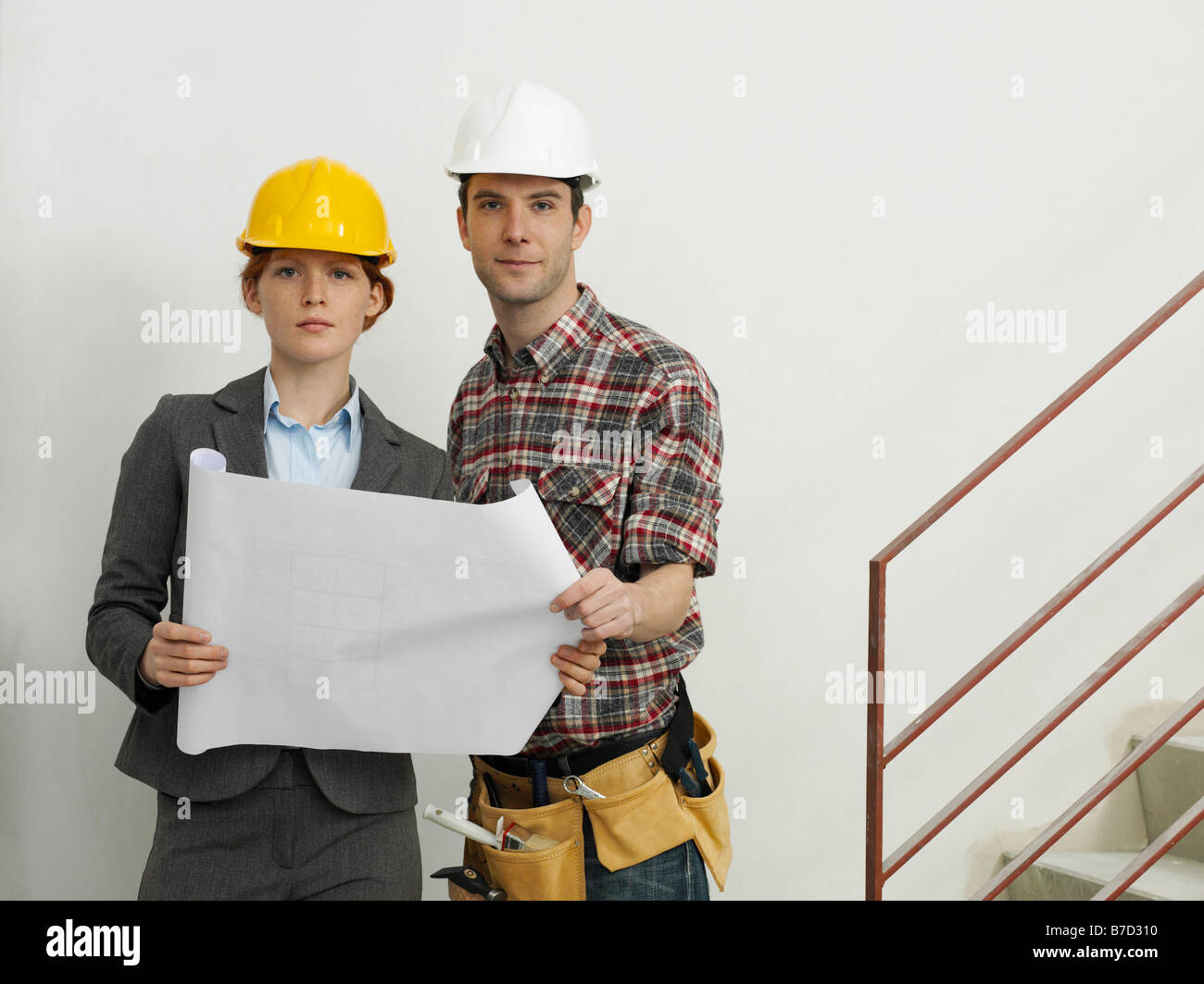 An architect speaking with a construction worker Stock Photo - Alamy