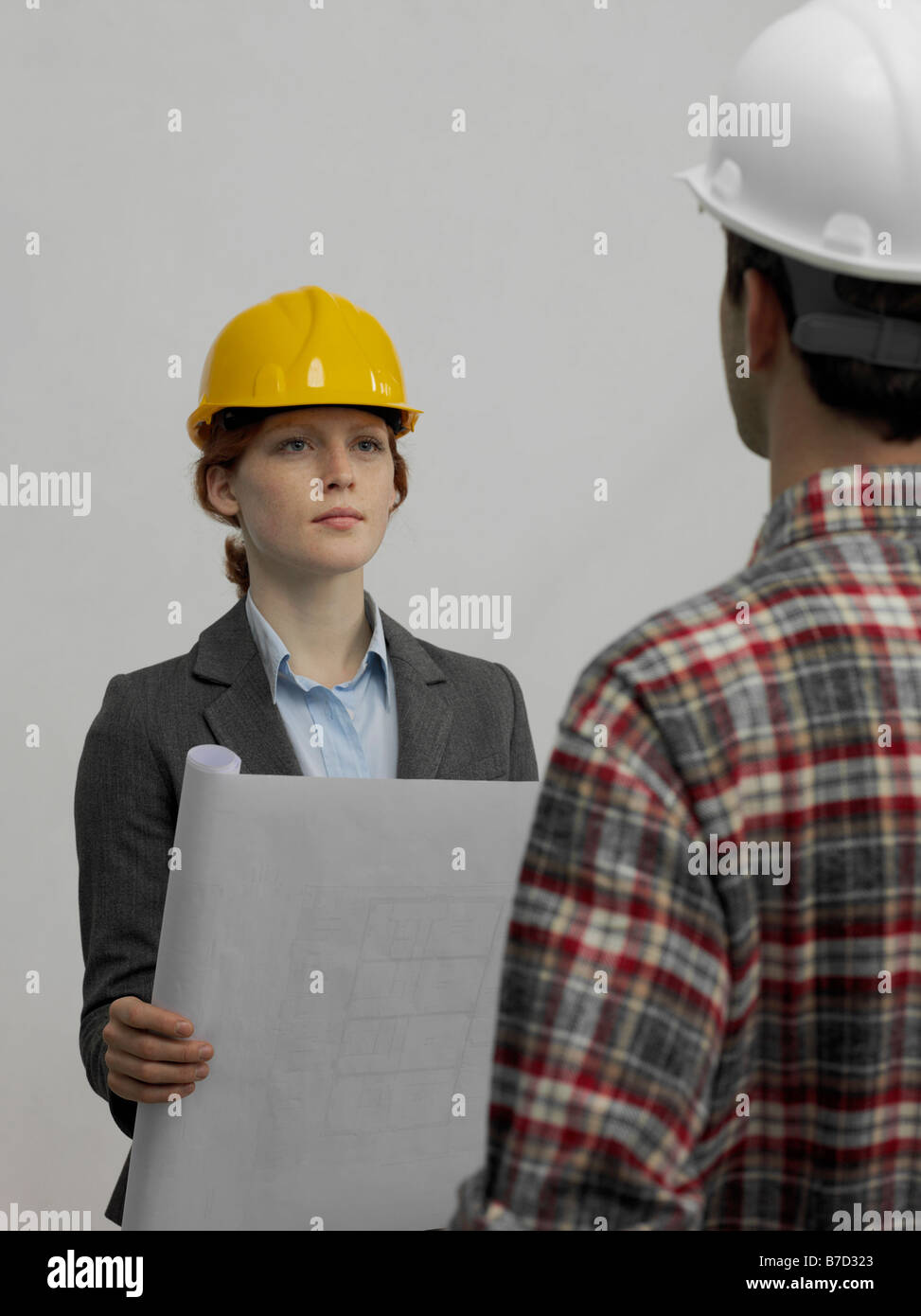 An architect speaking with a construction worker Stock Photo - Alamy