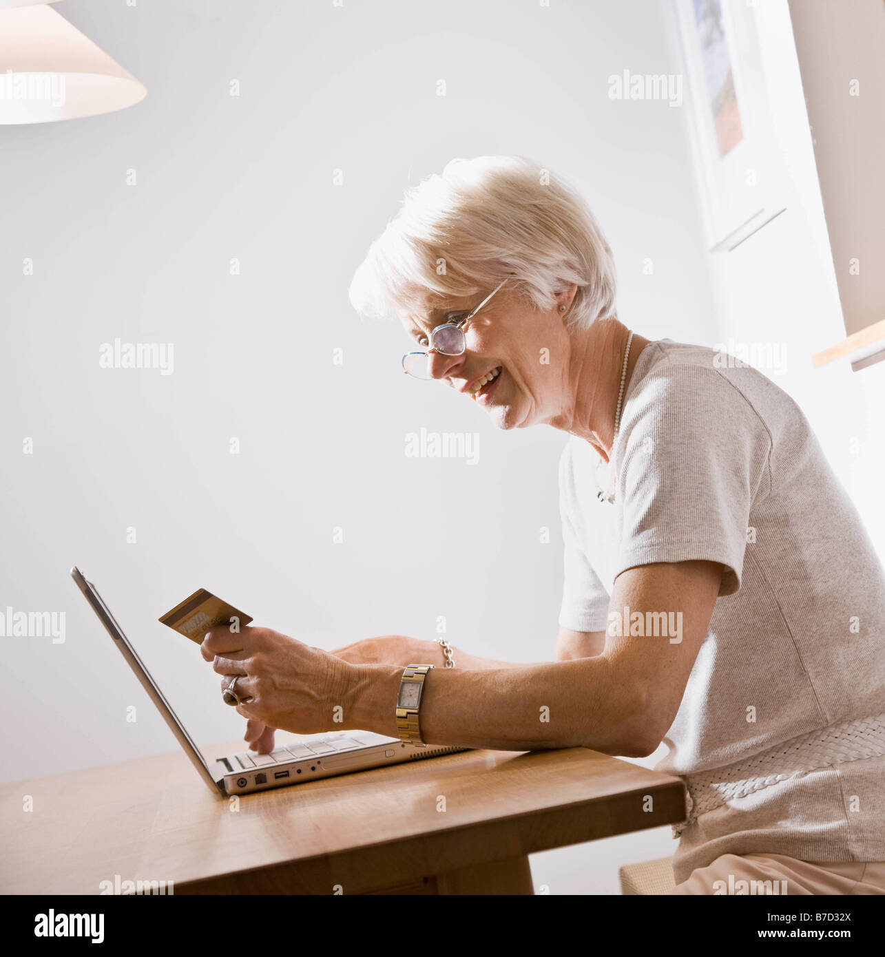 Woman shopping on computer Stock Photo - Alamy
