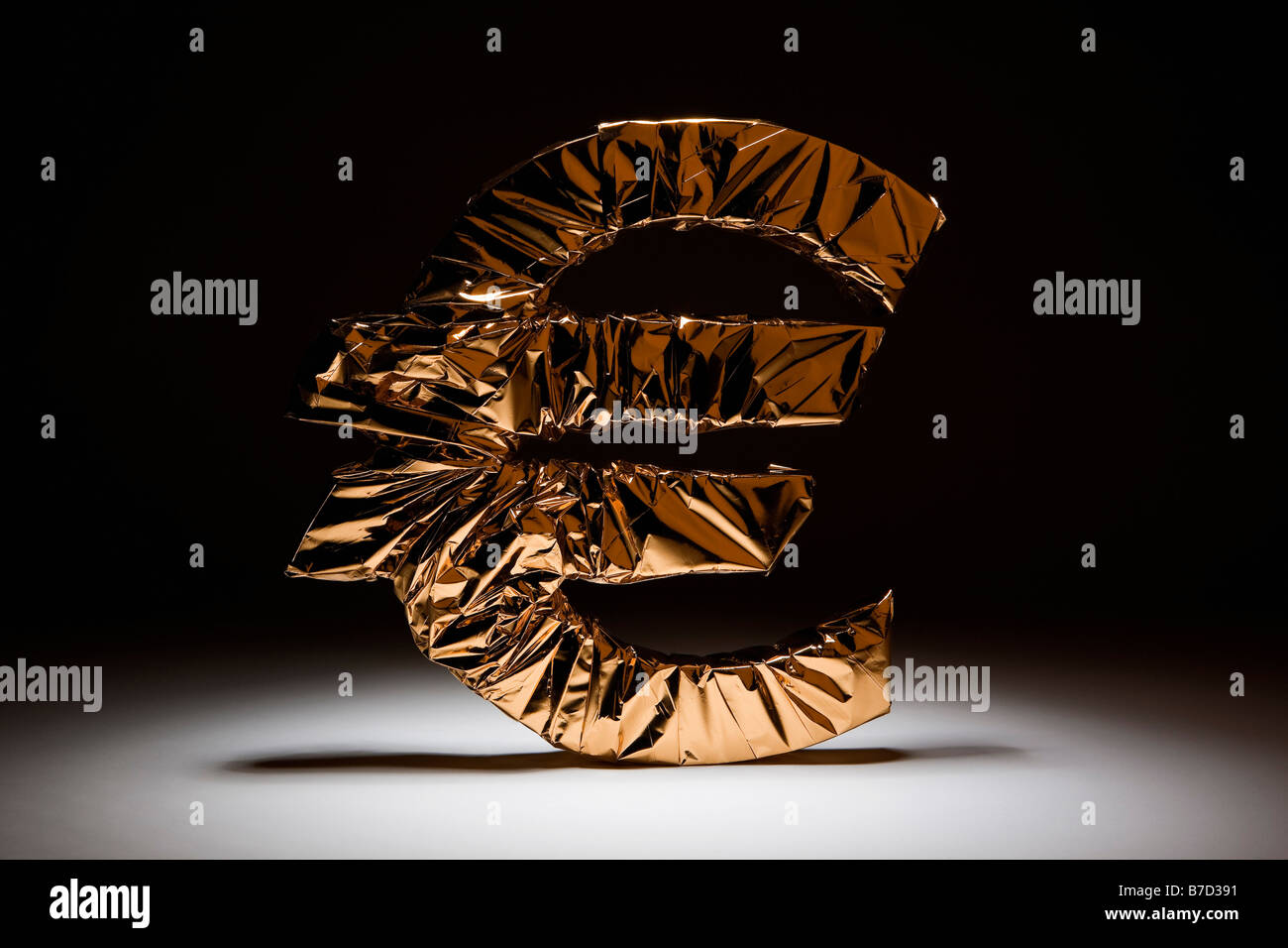 Euro sign wrapped in gold Stock Photo - Alamy
