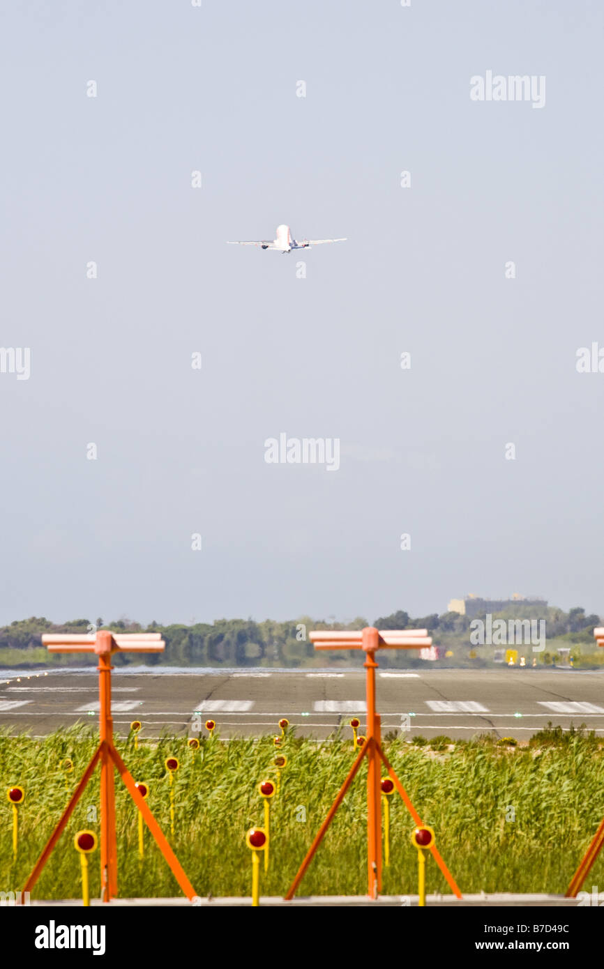 Airplane taking off landing hi-res stock photography and images - Alamy