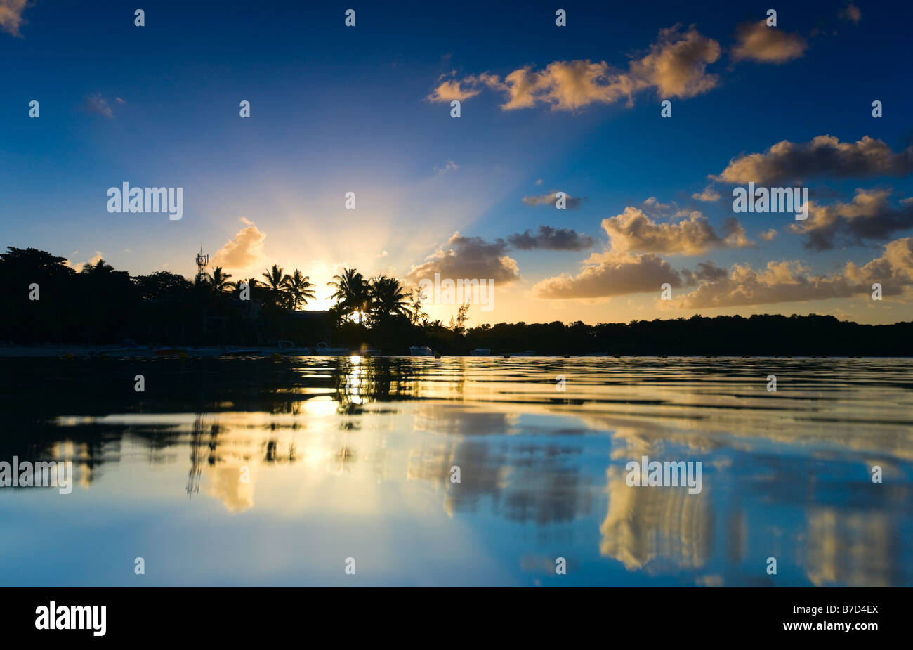 Beautiful sunset shoreline tropical hi-res stock photography and images ...