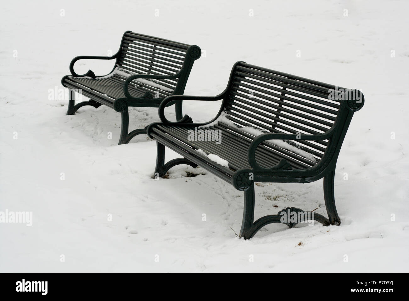 Empty park bench winter hi-res stock photography and images - Alamy