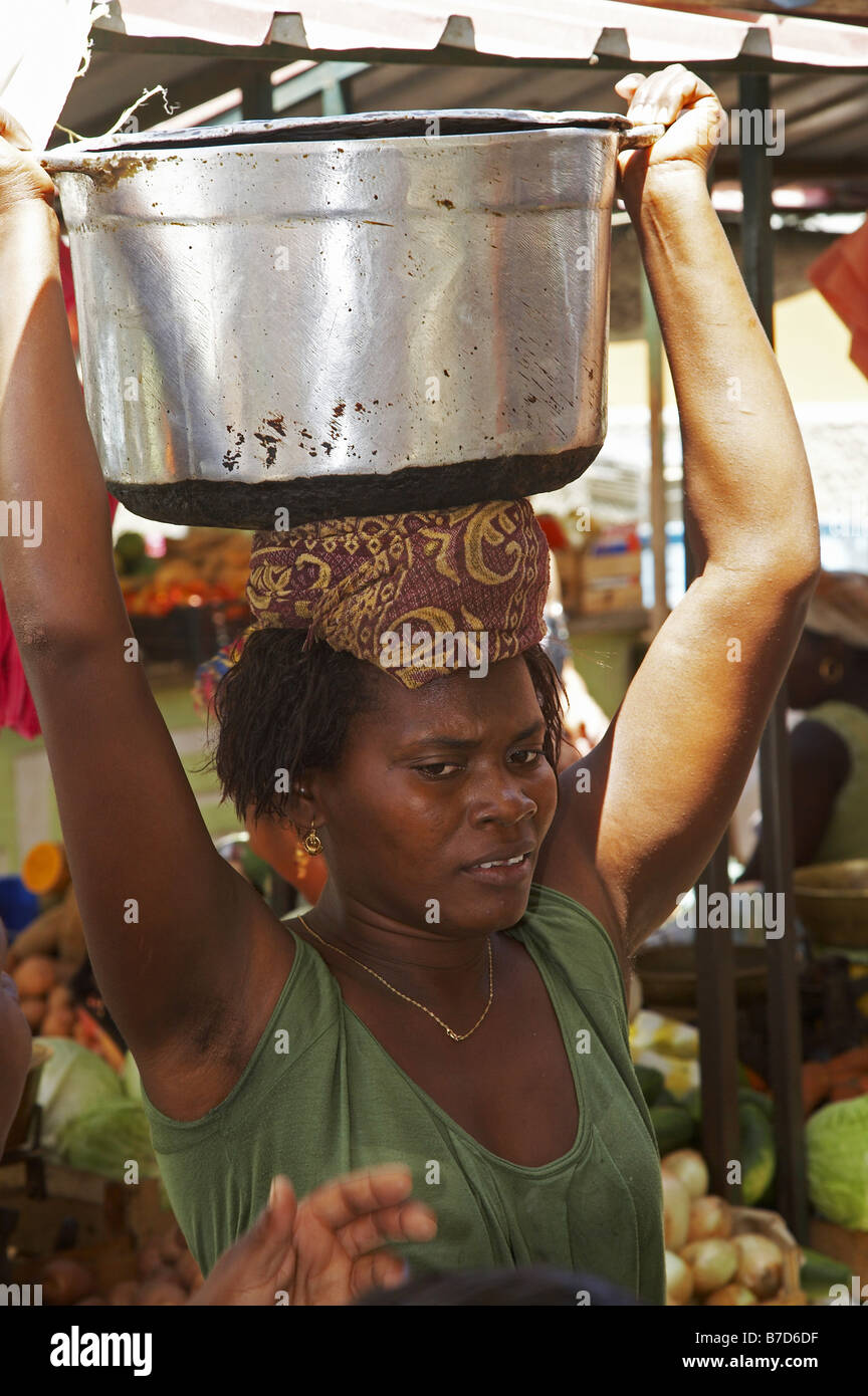 African woman carrying pot on her head hi-res stock photography and ...