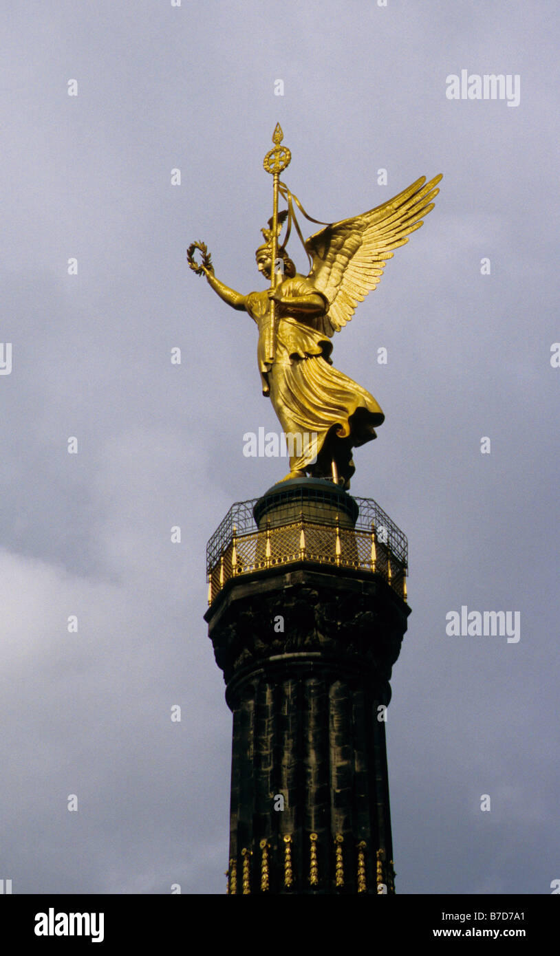 Berlin, statue of Victory atop the Siegessäule, Triumphal Column, in ...
