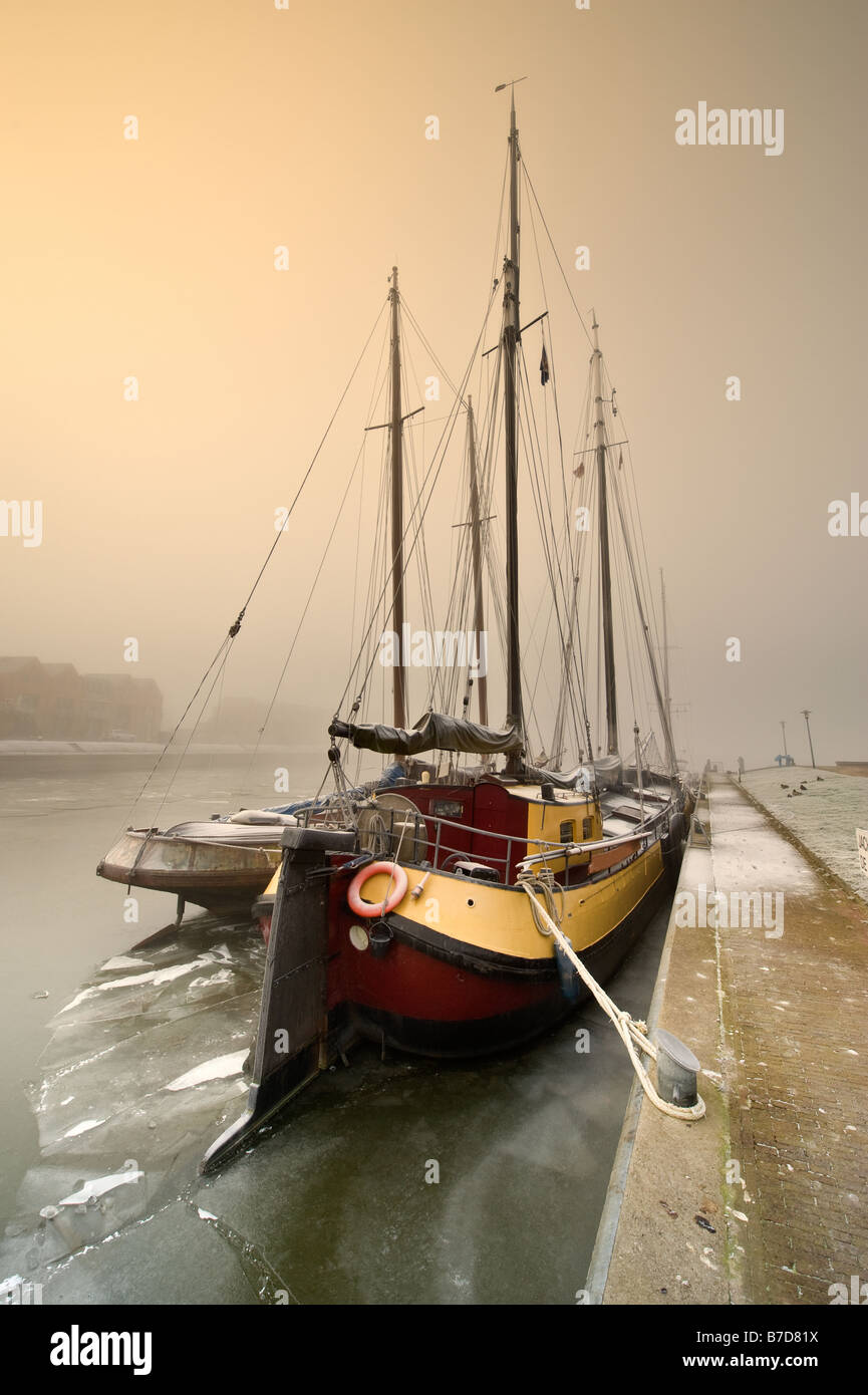 Dutch boat hi-res stock photography and images - Alamy