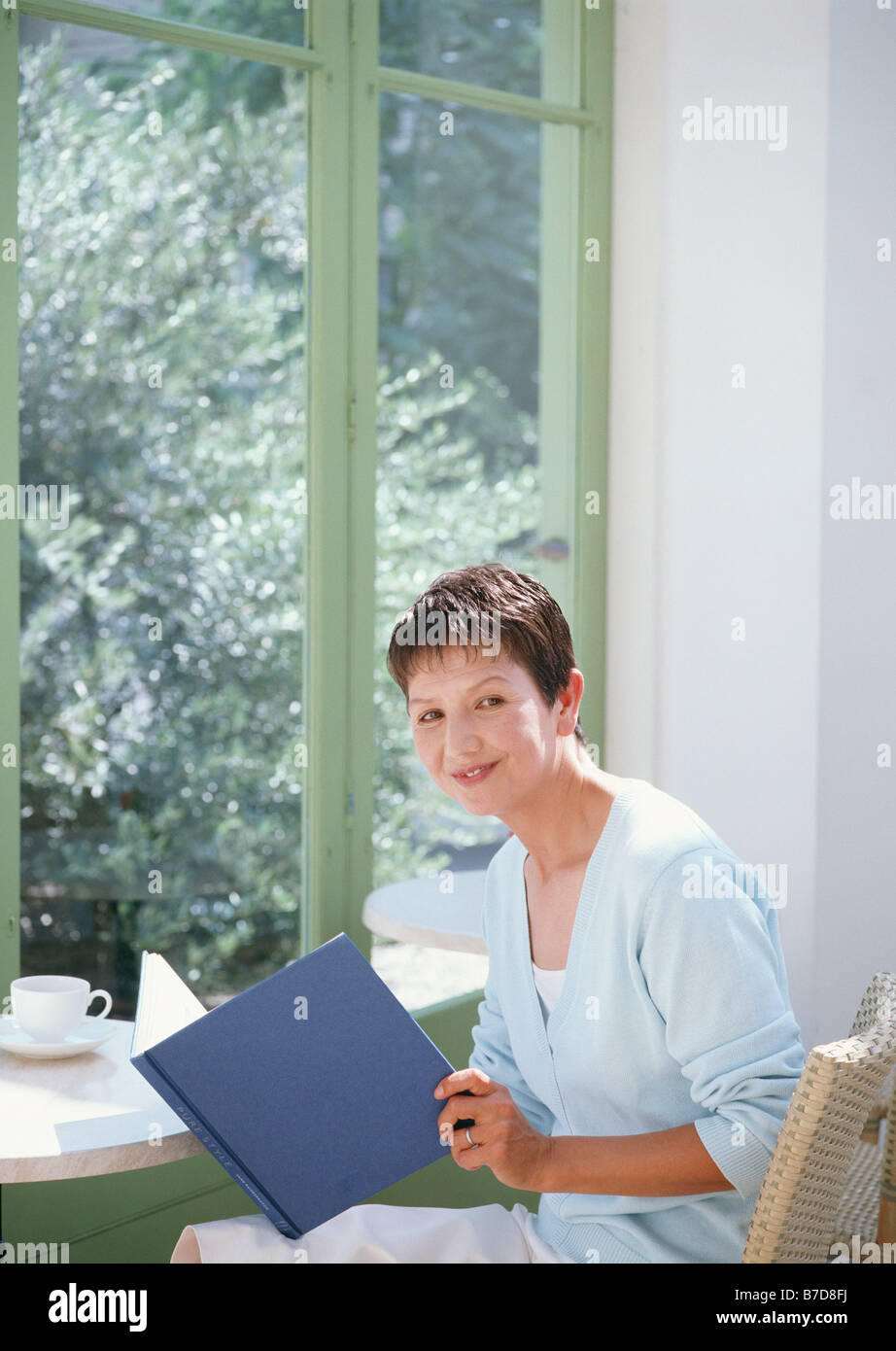50s woman reading book summer hi-res stock photography and images - Alamy