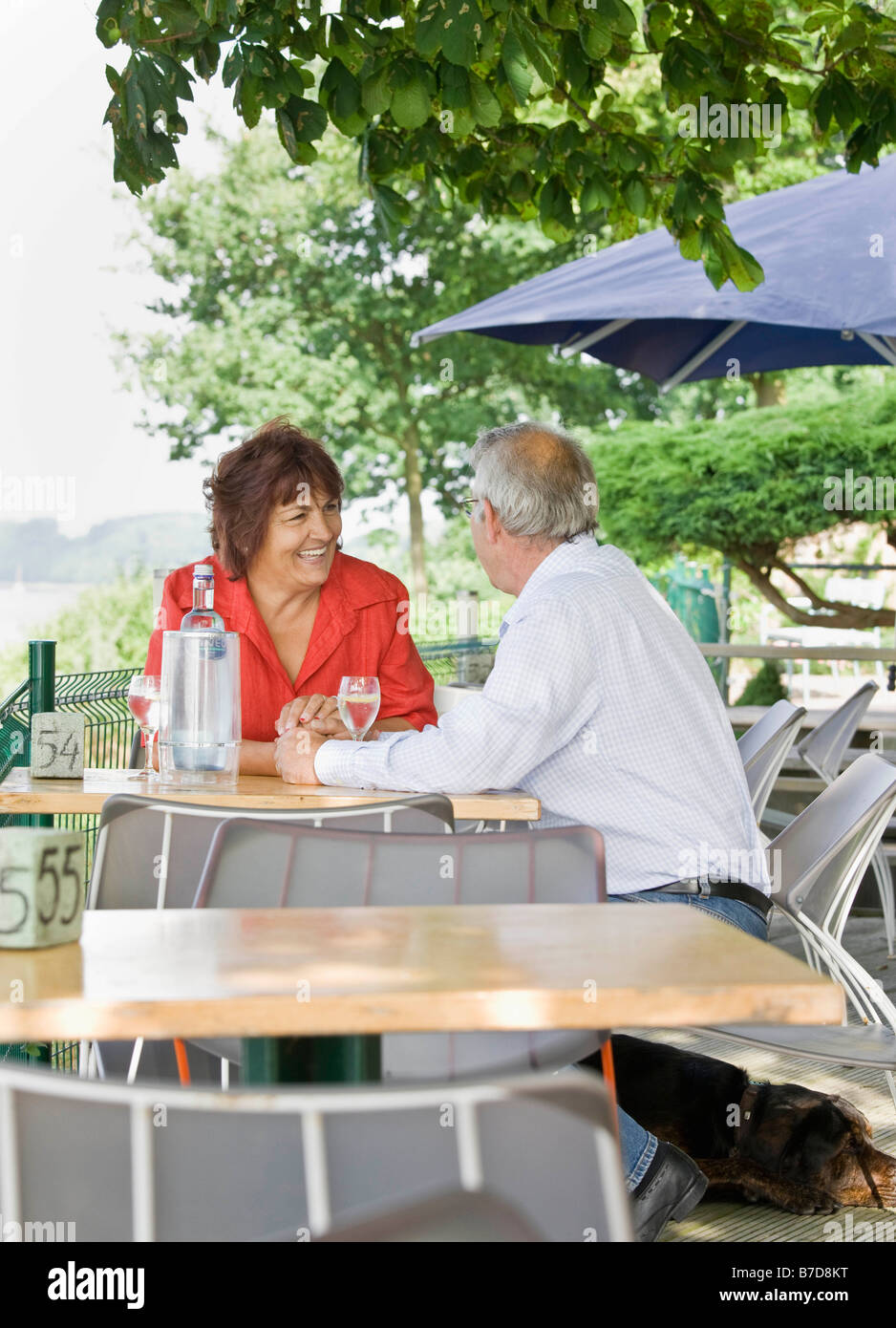 Man and woman talking over drinks Stock Photo - Alamy