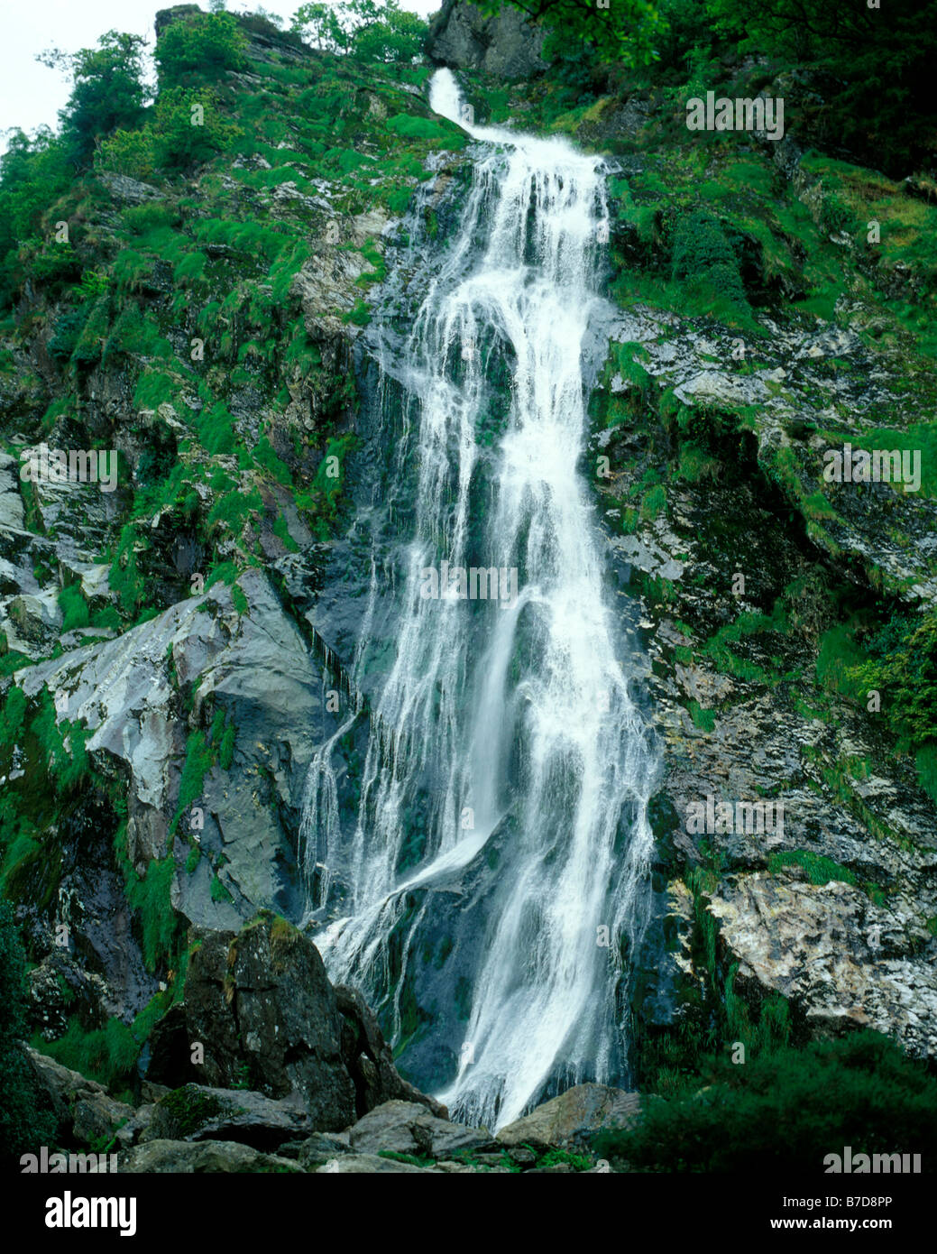 LARGE WATERFALL CRASHING OVER ROCKS Stock Photo - Alamy