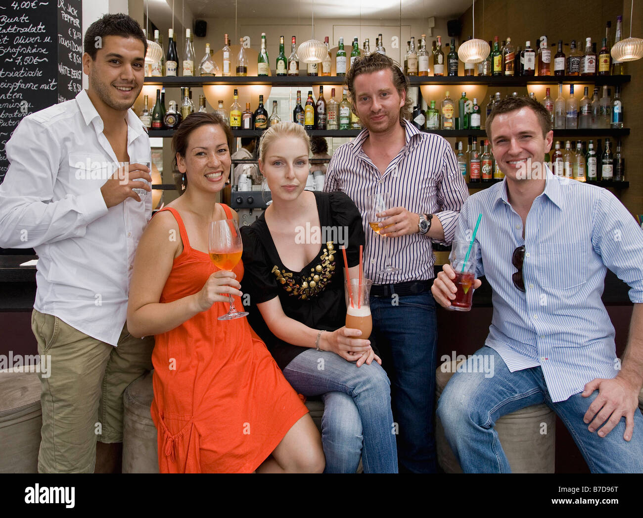 Portrait friends bar hi-res stock photography and images - Alamy