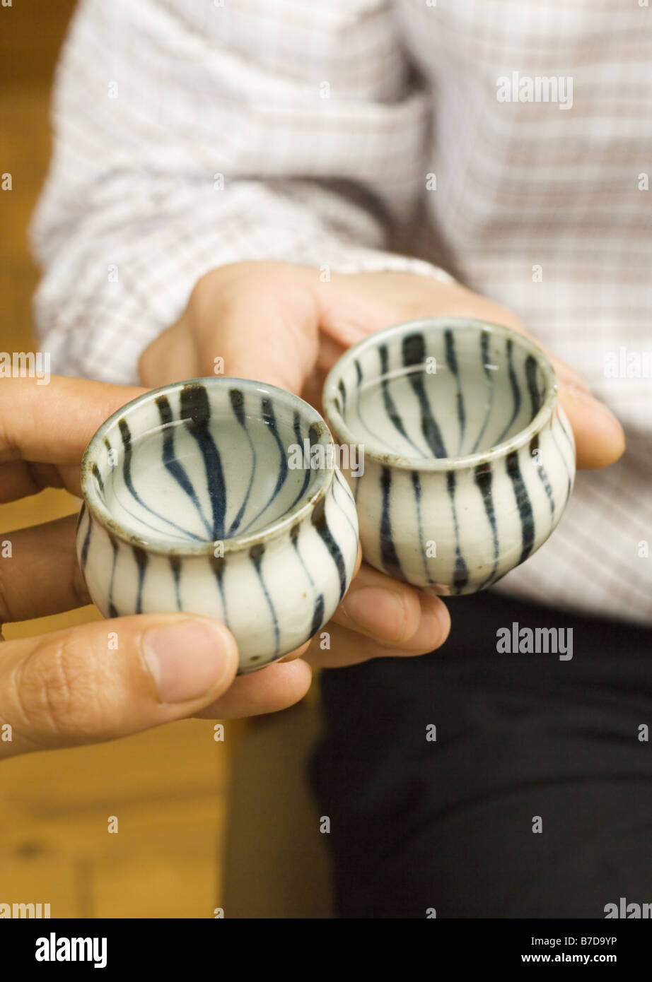 Hand sake hi-res stock photography and images - Alamy