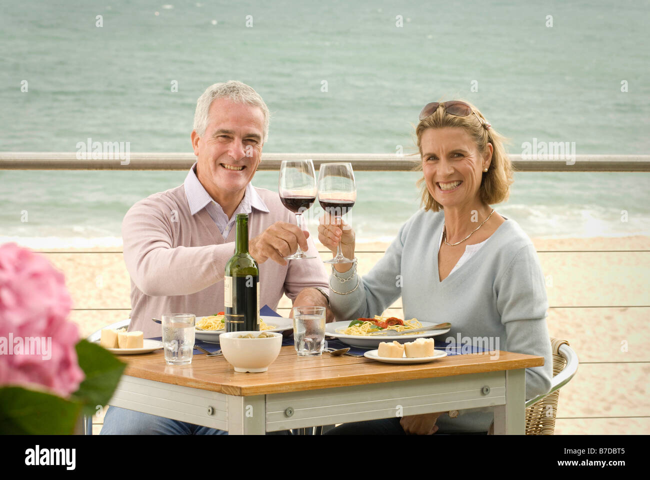 Couple dining at seaside restaurant Stock Photo - Alamy