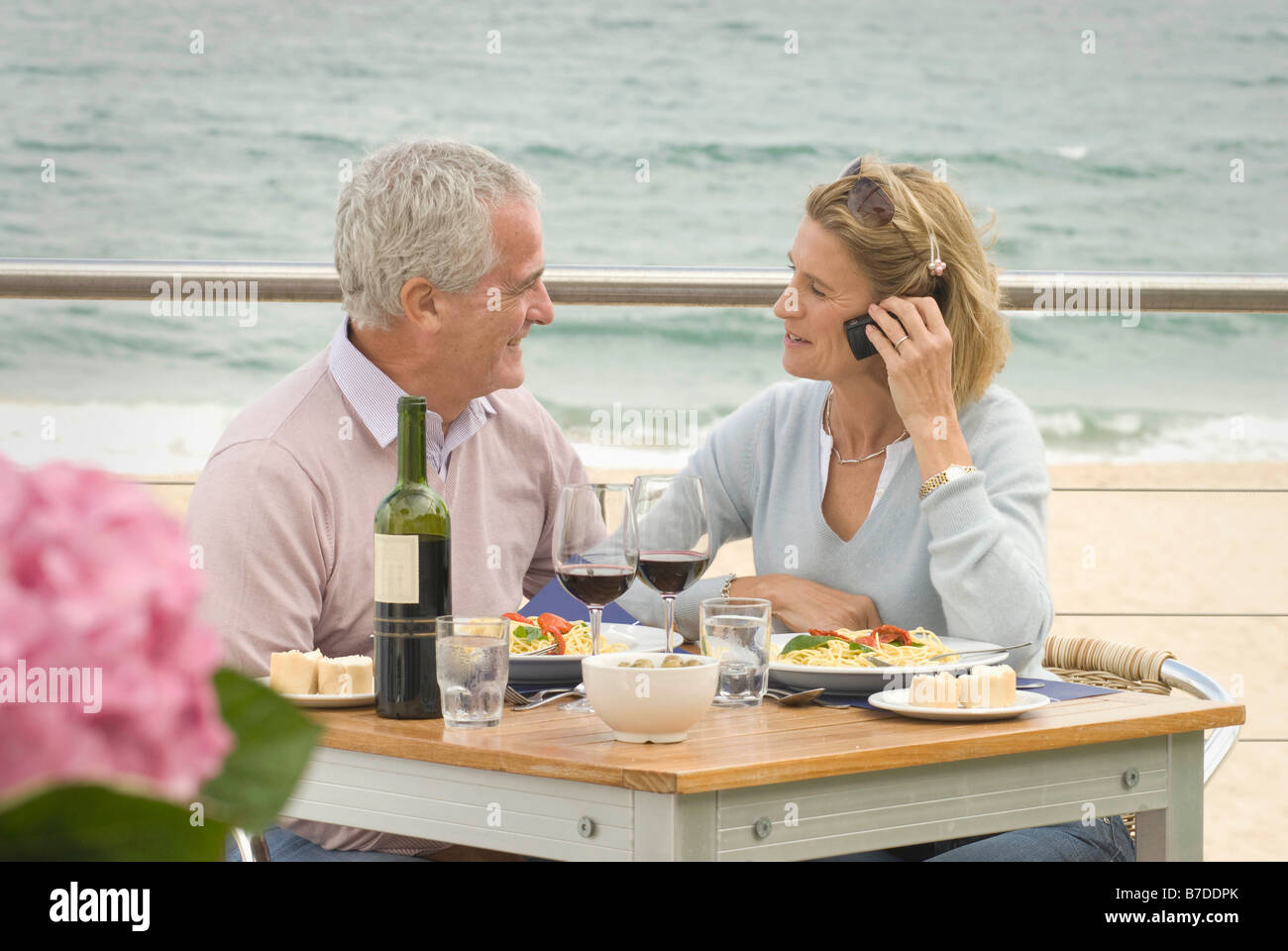 Couple dining at seaside restaurant Stock Photo - Alamy